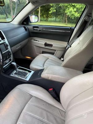Blue Chrysler 300C 2006 in Jonava, with an engine capacity of 2.99 L and mileage of 341 thousand km for 2650 €, photo 13 on AUTOMOTO.COM.LV