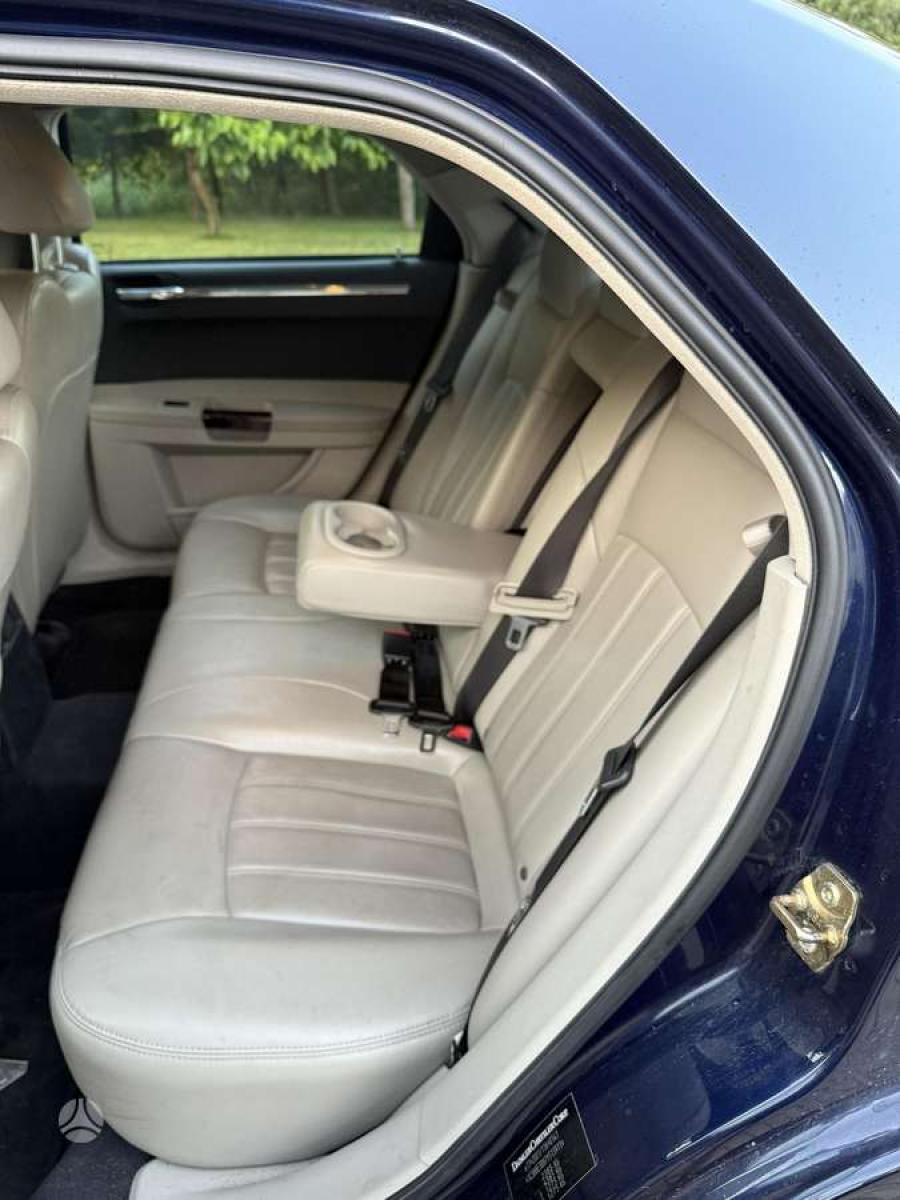 Blue Chrysler 300C 2006 in Jonava, with an engine capacity of 2.99 L and mileage of 341 thousand km for 2650 €, photo 14 on AUTOMOTO.COM.LV