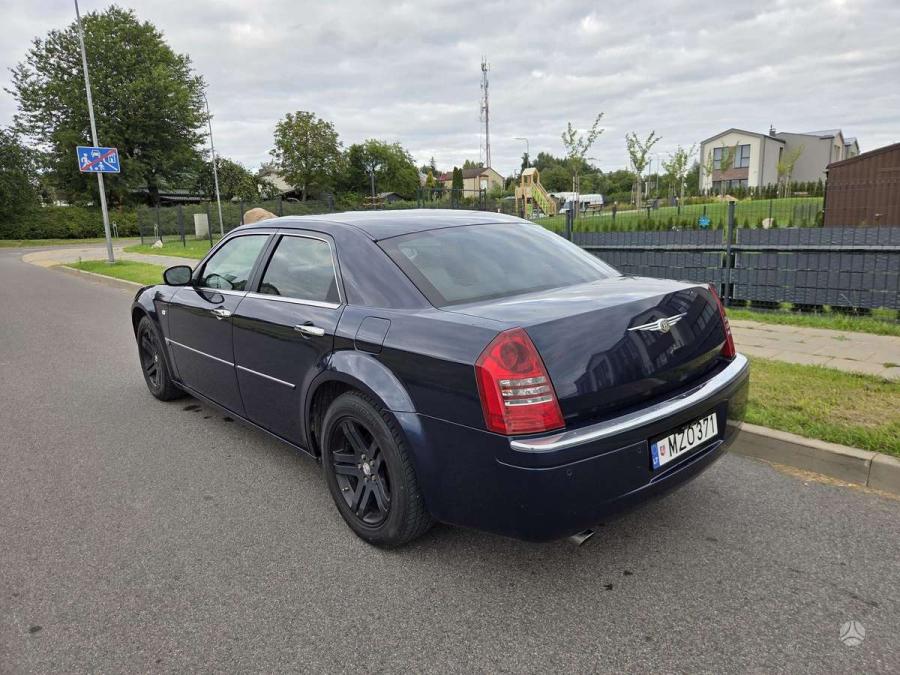 Zils Chrysler 300C 2006 Viļņa, ar dzinēja tilpumu 2.99 L un nobraukumu 342 tūkst. km par 2480 €, foto 6 vietnē AUTOMOTO.COM.LV