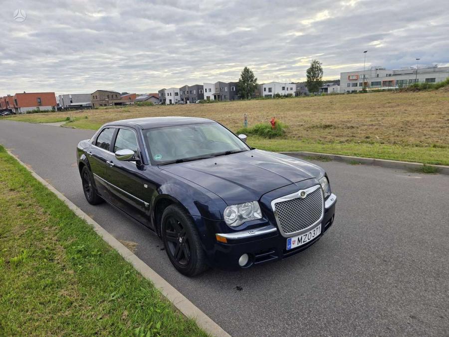 Blue Chrysler 300C 2006 in Vilnius, with an engine capacity of 2.99 L and mileage of 342 thousand km for 2480 €, photo 10 on AUTOMOTO.COM.LV