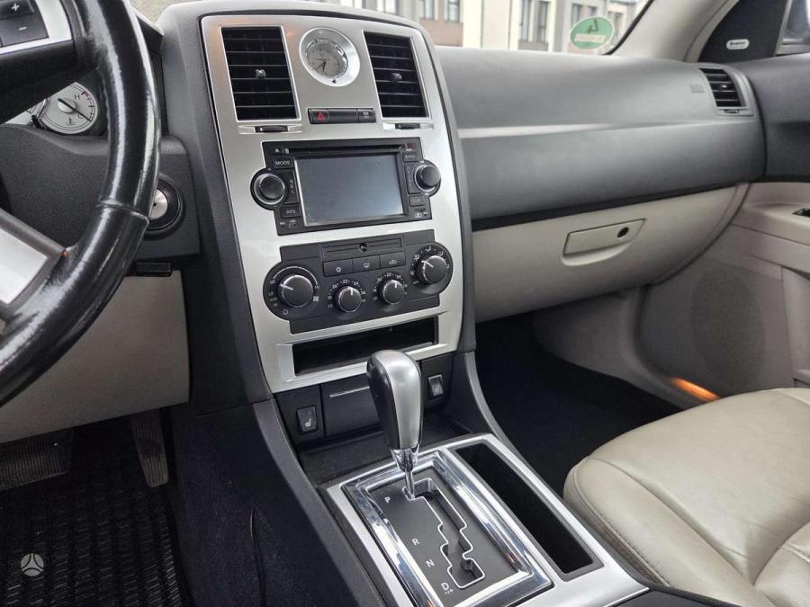 Blue Chrysler 300C 2006 in Vilnius, with an engine capacity of 2.99 L and mileage of 342 thousand km for 2480 €, photo 14 on AUTOMOTO.COM.LV
