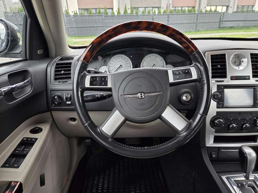 Blue Chrysler 300C 2006 in Vilnius, with an engine capacity of 2.99 L and mileage of 342 thousand km for 2480 €, photo 15 on AUTOMOTO.COM.LV