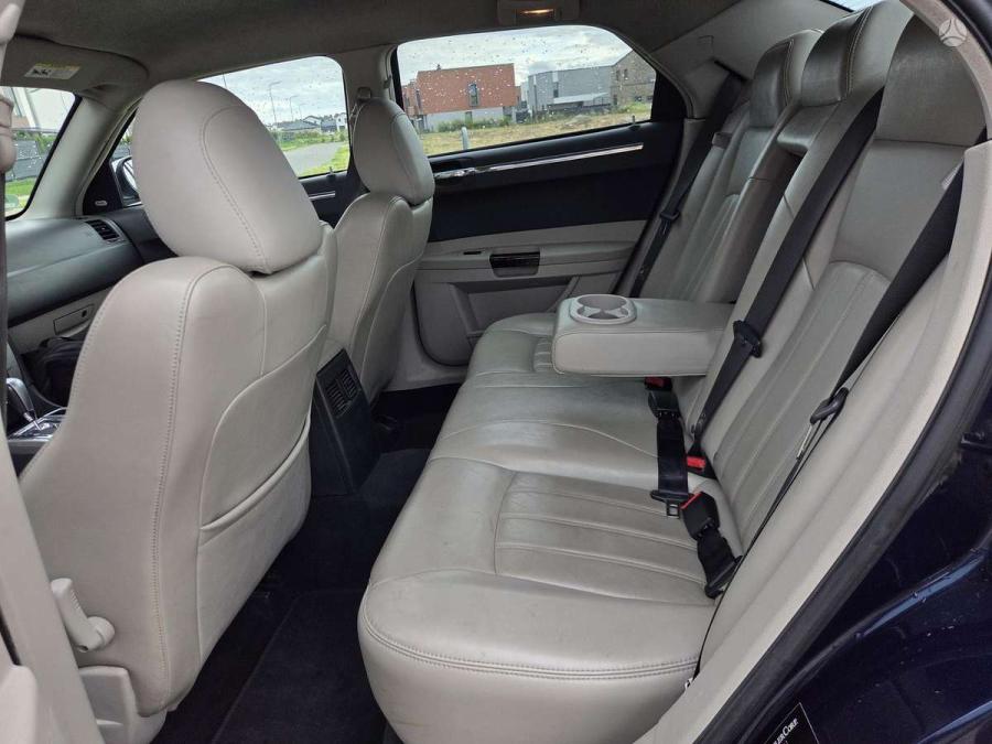 Blue Chrysler 300C 2006 in Vilnius, with an engine capacity of 2.99 L and mileage of 342 thousand km for 2480 €, photo 16 on AUTOMOTO.COM.LV