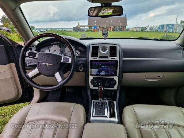 Синий Крайслер 300C 2007 в Таллин, объемом двигателя 3.00 л и пробегом 388 тыс. км за 2000 €, фото 9 на AUTOMOTO.COM.LV