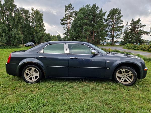 Chrysler 300C 2007 in Tallinn on AUTOMOTO.COM.LV Blue Chrysler 300C 2007 in Tallinn, with an engine capacity of 3.00 L and mileage of 382 thousand km for 2000 €, photo 3 on AUTOMOTO.COM.LV