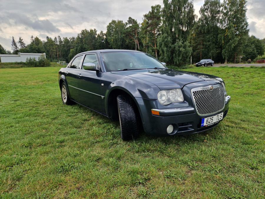 Blue Chrysler 300C 2007 in Tallinn, with an engine capacity of 3.00 L and mileage of 382 thousand km for 2000 €, photo 4 on AUTOMOTO.COM.LV