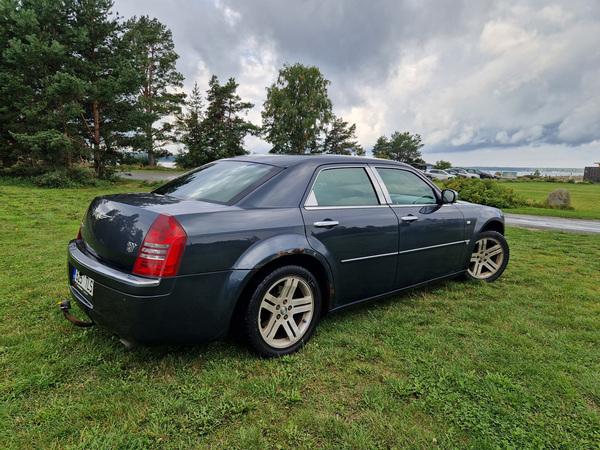 Chrysler 300C 2007 in Tallinn on AUTOMOTO.COM.LV Blue Chrysler 300C 2007 in Tallinn, with an engine capacity of 3.00 L and mileage of 382 thousand km for 2000 €, photo 6 on AUTOMOTO.COM.LV