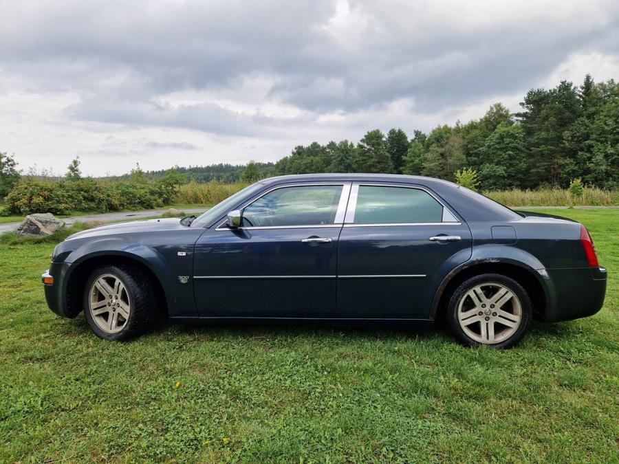 Blue Chrysler 300C 2007 in Tallinn, with an engine capacity of 3.00 L and mileage of 382 thousand km for 2000 €, photo 14 on AUTOMOTO.COM.LV
