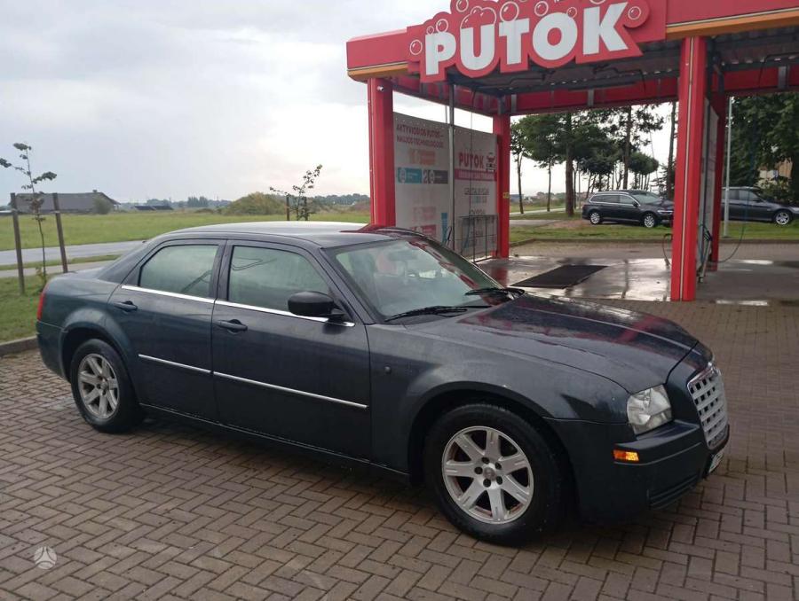 Blue Chrysler 300C 2008 in Jurbarkas, with an engine capacity of 2.74 L and mileage of 126 thousand km for 2950 €, photo 3 on AUTOMOTO.COM.LV