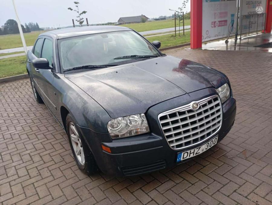 Blue Chrysler 300C 2008 in Jurbarkas, with an engine capacity of 2.74 L and mileage of 126 thousand km for 2950 €, photo 6 on AUTOMOTO.COM.LV