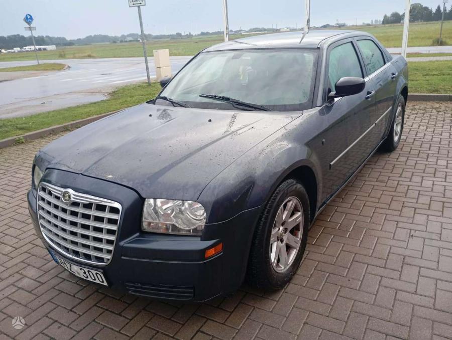Blue Chrysler 300C 2008 in Jurbarkas, with an engine capacity of 2.74 L and mileage of 126 thousand km for 2950 €, photo 7 on AUTOMOTO.COM.LV
