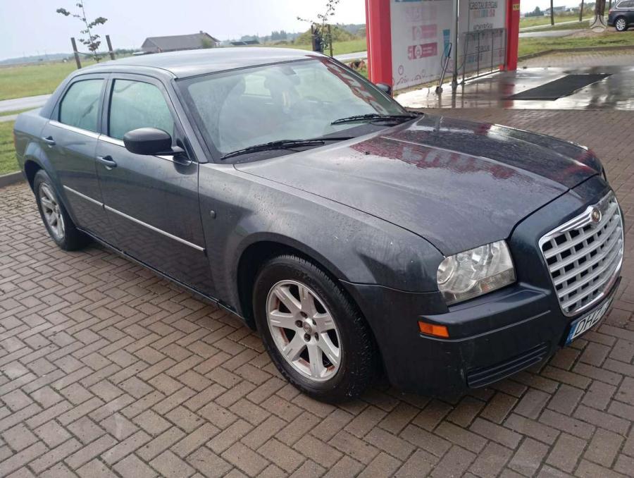 Blue Chrysler 300C 2008 in Jurbarkas, with an engine capacity of 2.74 L and mileage of 126 thousand km for 2950 €, photo 8 on AUTOMOTO.COM.LV