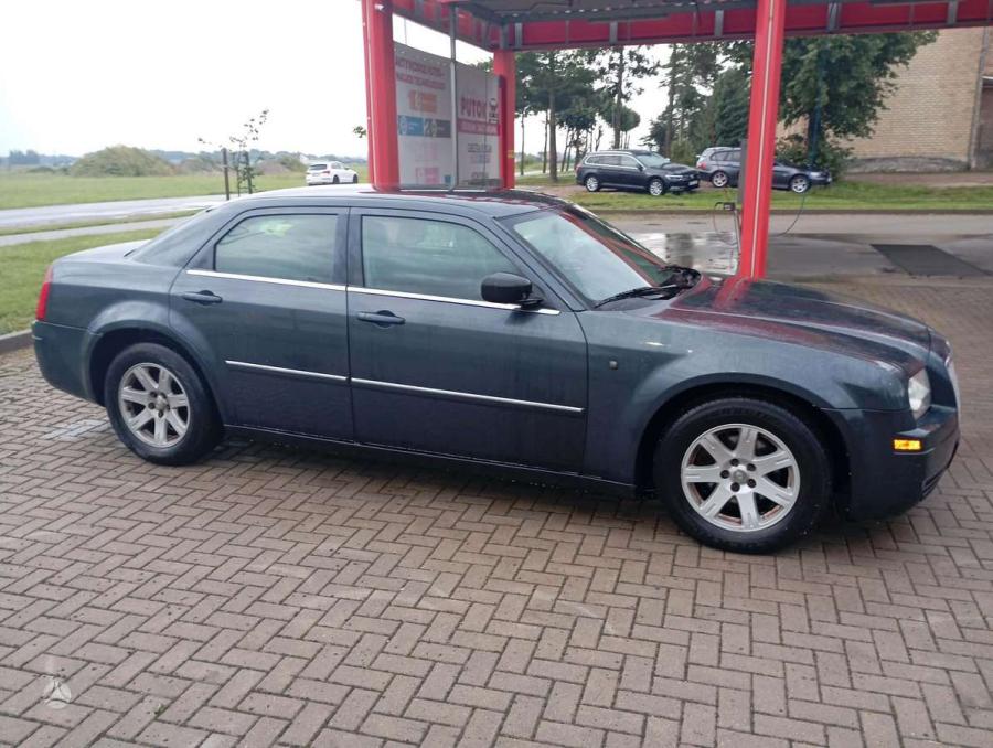 Blue Chrysler 300C 2008 in Jurbarkas, with an engine capacity of 2.74 L and mileage of 126 thousand km for 2950 €, photo 9 on AUTOMOTO.COM.LV
