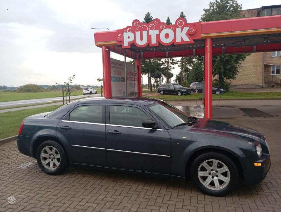 Blue Chrysler 300C 2008 in Jurbarkas, with an engine capacity of 2.74 L and mileage of 126 thousand km for 2950 €, photo 11 on AUTOMOTO.COM.LV