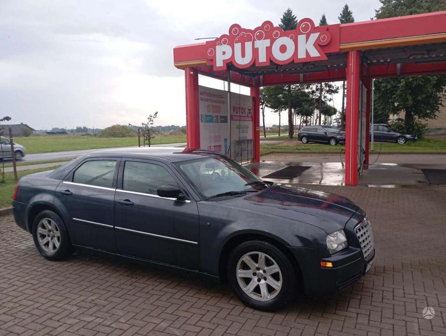 Blue Chrysler 300C 2008 in Jurbarkas, with an engine capacity of 2.74 L and mileage of 126 thousand km for 2950 €, photo 12 on AUTOMOTO.COM.LV