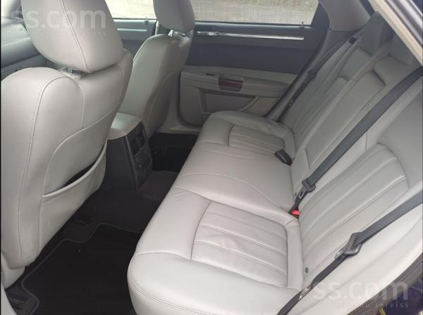 Zils Chrysler 300C 2006 Rīga, ar dzinēja tilpumu 3.00 L un nobraukumu 420 tūkst. km par 2500 €, foto 6 vietnē AUTOMOTO.COM.LV