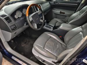 Blue Chrysler 300C 2006 in Ogre, with an engine capacity of 3.50 L and mileage of 290 thousand km for 1470 €, photo 8 on AUTOMOTO.COM.LV