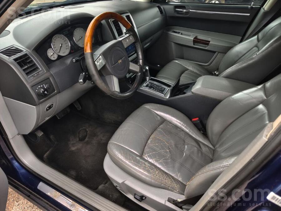 Blue Chrysler 300C 2006 in Ogre, with an engine capacity of 3.50 L and mileage of 290 thousand km for 1470 €, photo 8 on AUTOMOTO.COM.LV
