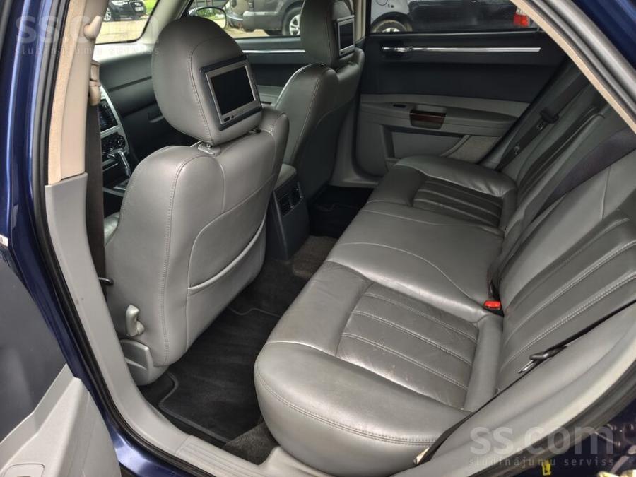 Blue Chrysler 300C 2006 in Ogre, with an engine capacity of 3.50 L and mileage of 290 thousand km for 1470 €, photo 9 on AUTOMOTO.COM.LV