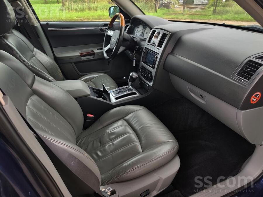 Blue Chrysler 300C 2006 in Ogre, with an engine capacity of 3.50 L and mileage of 290 thousand km for 1470 €, photo 10 on AUTOMOTO.COM.LV