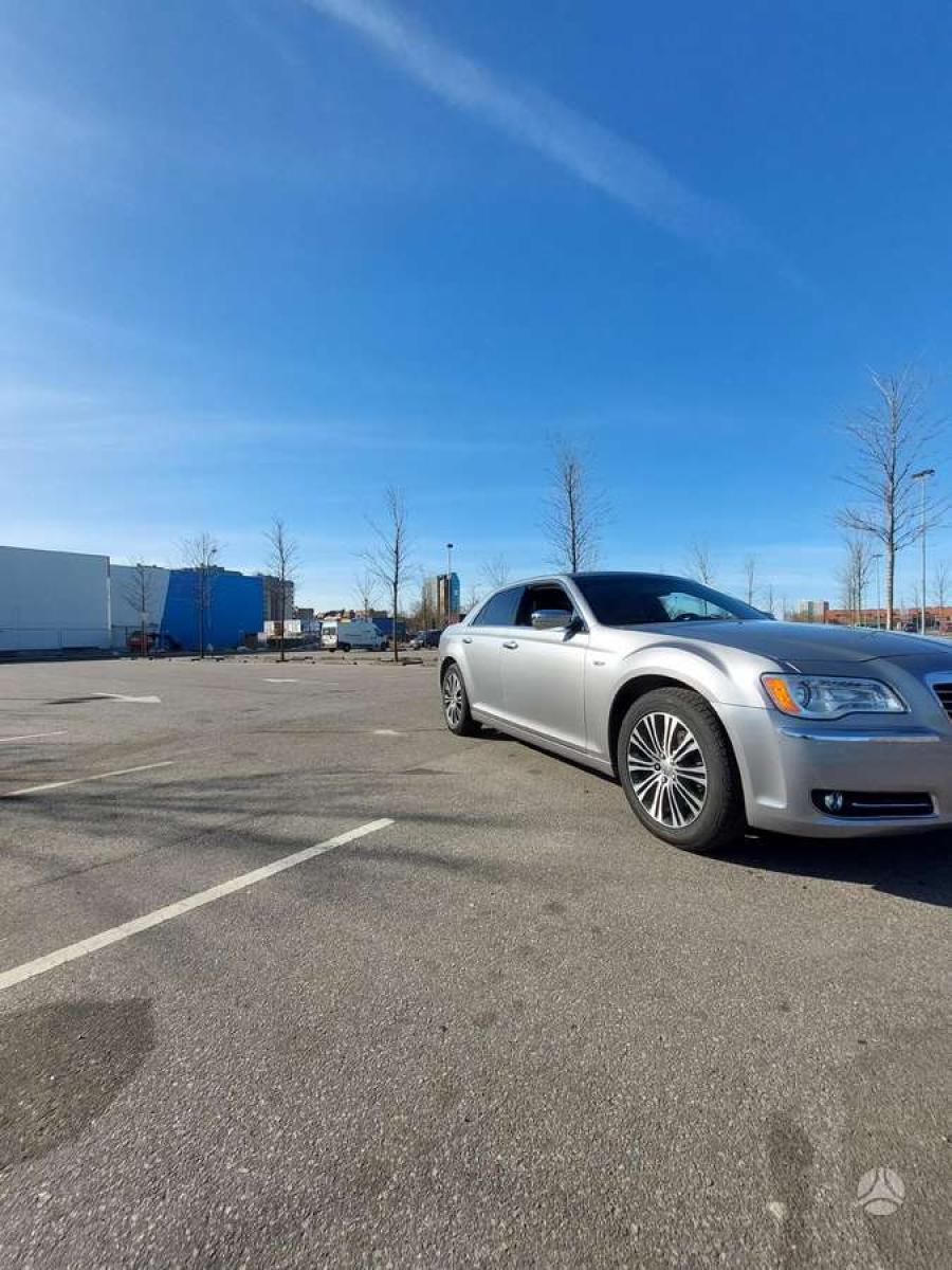 Brūns Chrysler 300C 2014 Klaipėda, ar dzinēja tilpumu 5.65 L un nobraukumu 130 tūkst. km par 9999 €, foto 5 vietnē AUTOMOTO.COM.LV