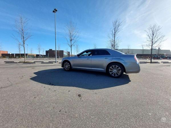 Brown Chrysler 300C 2014 in Klaipeda, with an engine capacity of 5.65 L and mileage of 130 thousand km for 9999 €, photo 6 on AUTOMOTO.COM.LV