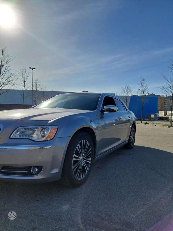 Brown Chrysler 300C 2014 in Klaipeda, with an engine capacity of 5.65 L and mileage of 130 thousand km for 9999 €, photo 7 on AUTOMOTO.COM.LV