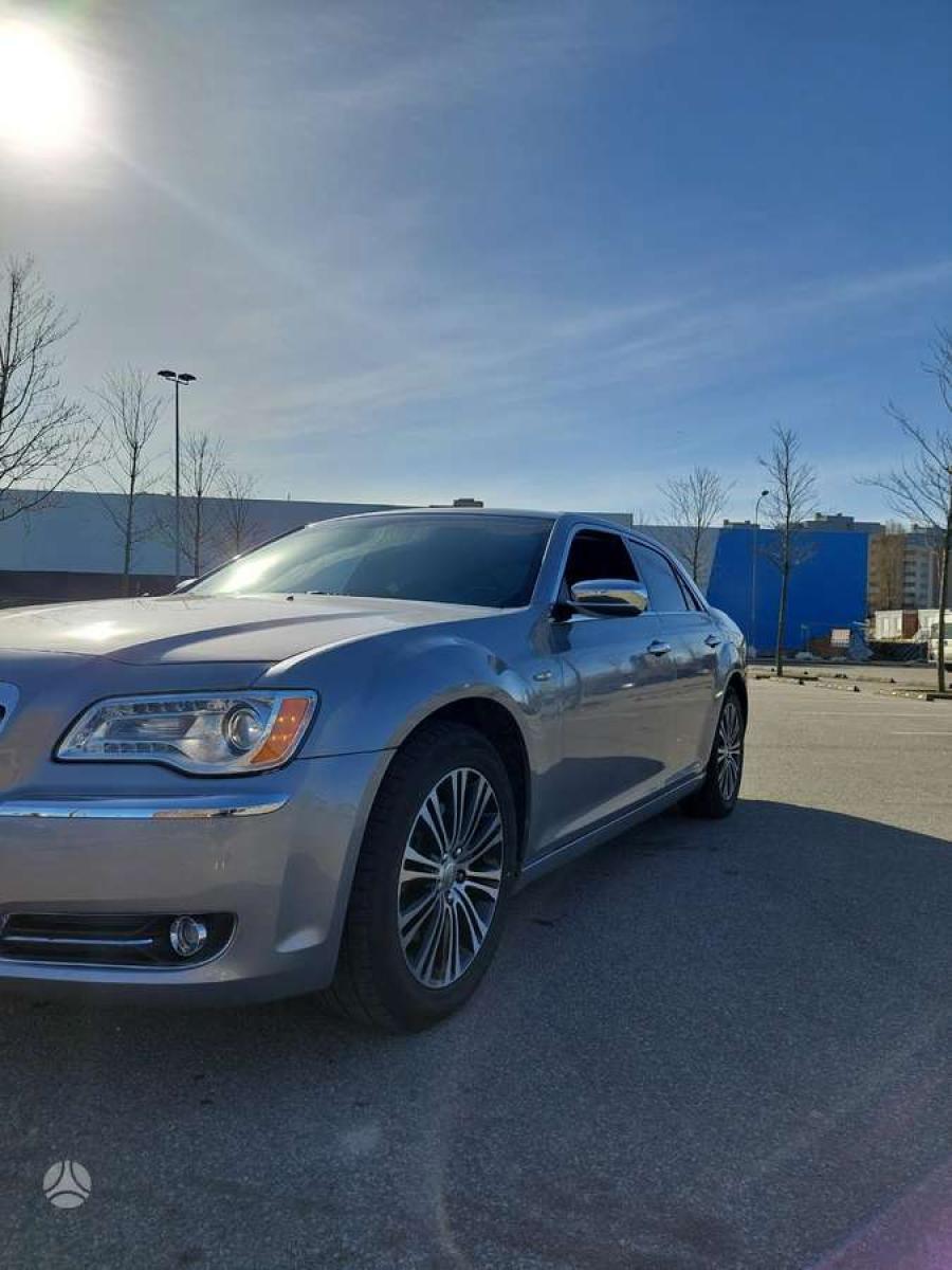 Brūns Chrysler 300C 2014 Klaipėda, ar dzinēja tilpumu 5.65 L un nobraukumu 130 tūkst. km par 9999 €, foto 7 vietnē AUTOMOTO.COM.LV