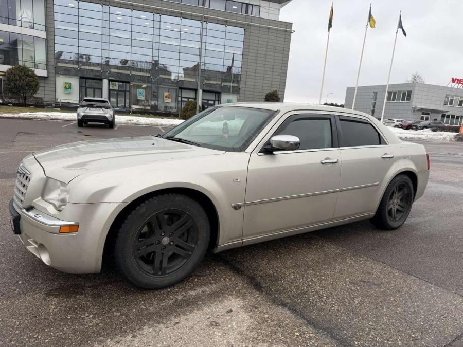 Brūns Chrysler 300C 2007 Viļņa, ar dzinēja tilpumu 2.99 L un nobraukumu 399 tūkst. km par 1450 €, foto 2 vietnē AUTOMOTO.COM.LV