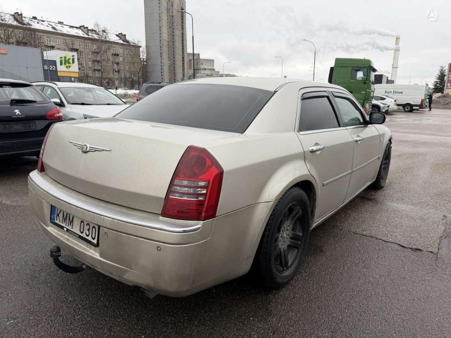 Brūns Chrysler 300C 2007 Viļņa, ar dzinēja tilpumu 2.99 L un nobraukumu 399 tūkst. km par 1450 €, foto 5 vietnē AUTOMOTO.COM.LV