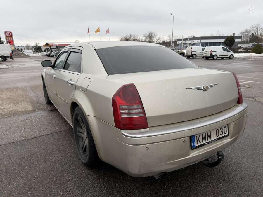 Brūns Chrysler 300C 2007 Viļņa, ar dzinēja tilpumu 2.99 L un nobraukumu 399 tūkst. km par 1450 €, foto 6 vietnē AUTOMOTO.COM.LV