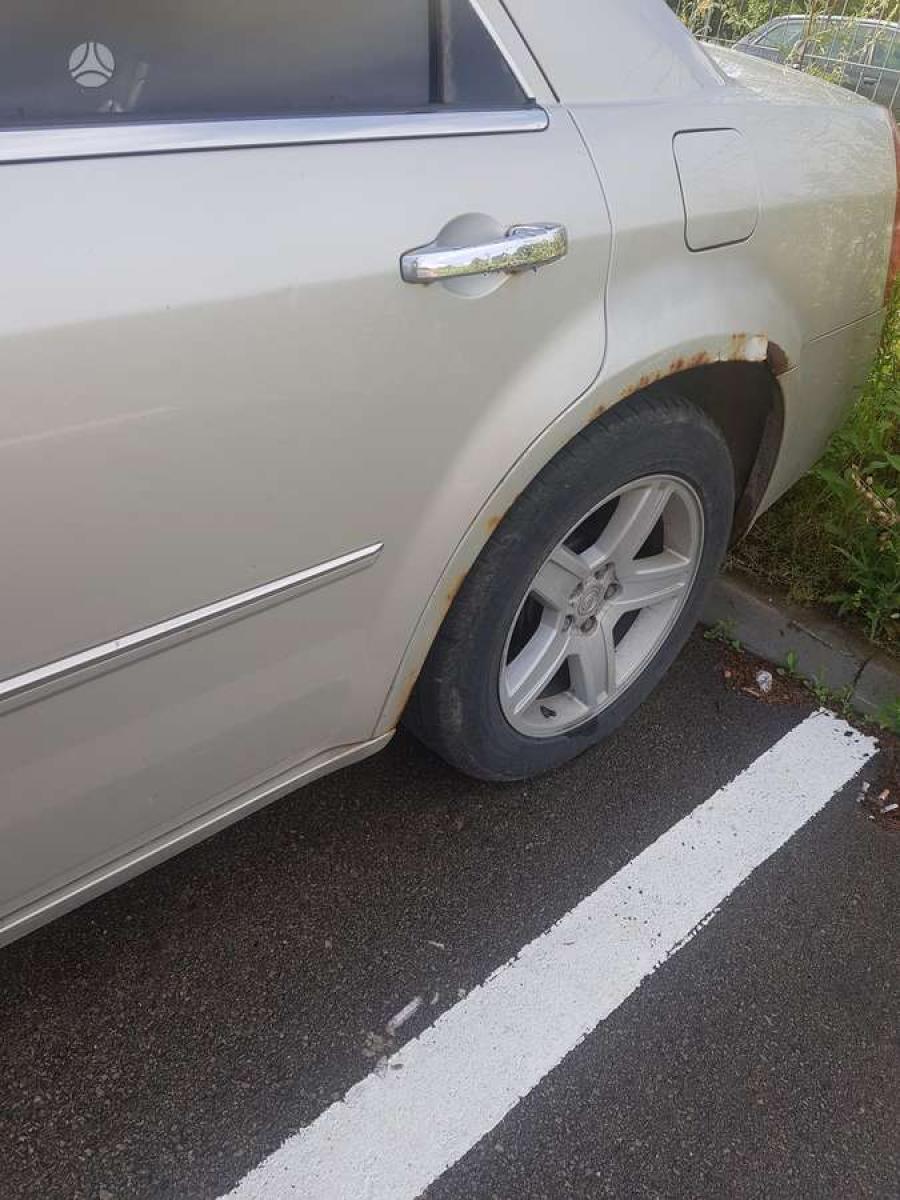 Brūns Chrysler 300C 2007 Viļņa, ar dzinēja tilpumu 3.00 L un nobraukumu 300 tūkst. km par 1650 €, foto 1 vietnē AUTOMOTO.COM.LV