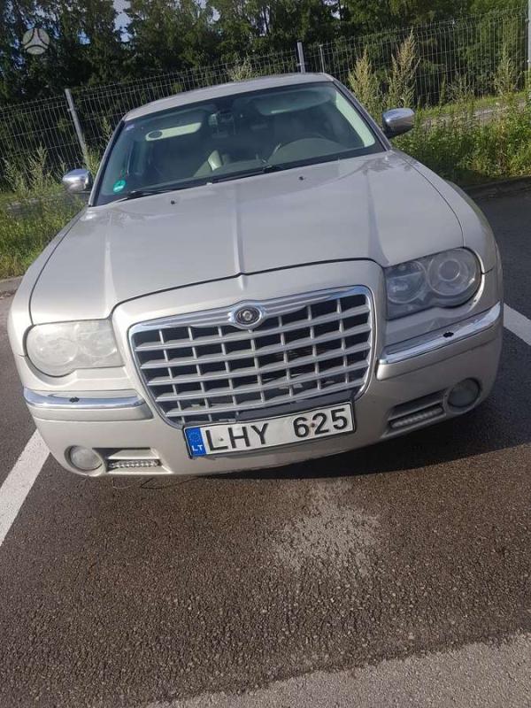 Brown Chrysler 300C 2007 in Vilnius, with an engine capacity of 3.00 L and mileage of 300 thousand km for 1650 €, photo 2 on AUTOMOTO.COM.LV