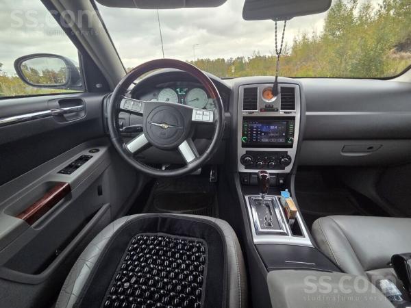 Brūns Chrysler 300C 2006 Daugavpils, ar dzinēja tilpumu 3.00 L un nobraukumu 0 tūkst. km par 3600 €, foto 4 vietnē AUTOMOTO.COM.LV