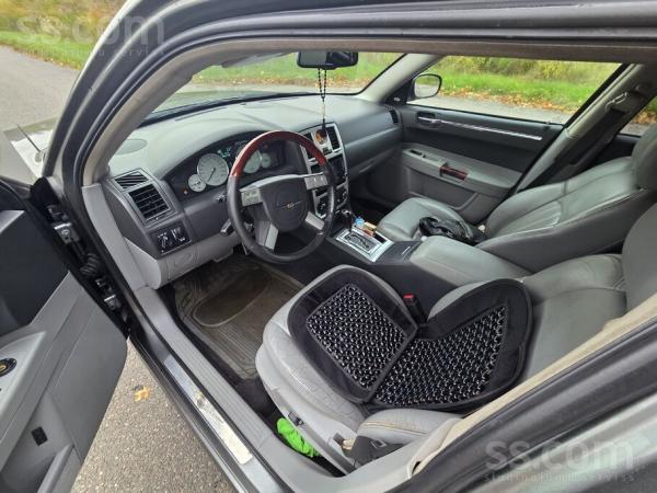 Brūns Chrysler 300C 2006 Daugavpils, ar dzinēja tilpumu 3.00 L un nobraukumu 0 tūkst. km par 3600 €, foto 8 vietnē AUTOMOTO.COM.LV