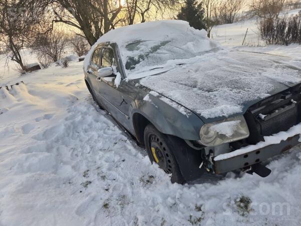 Green Chrysler 300C 2004 in Dobele, with an engine capacity of 5.70 L and mileage of 218 thousand km for 1500 €, photo 8 on AUTOMOTO.COM.LV
