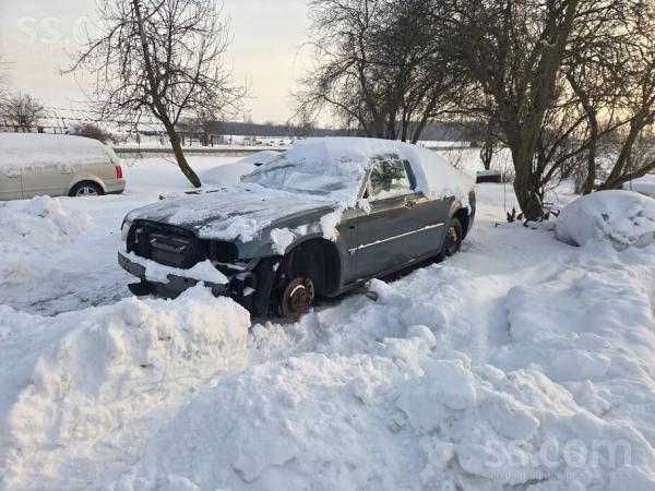 Green Chrysler 300C 2004 in Dobele, with an engine capacity of 5.70 L and mileage of 218 thousand km for 1500 €, photo 10 on AUTOMOTO.COM.LV