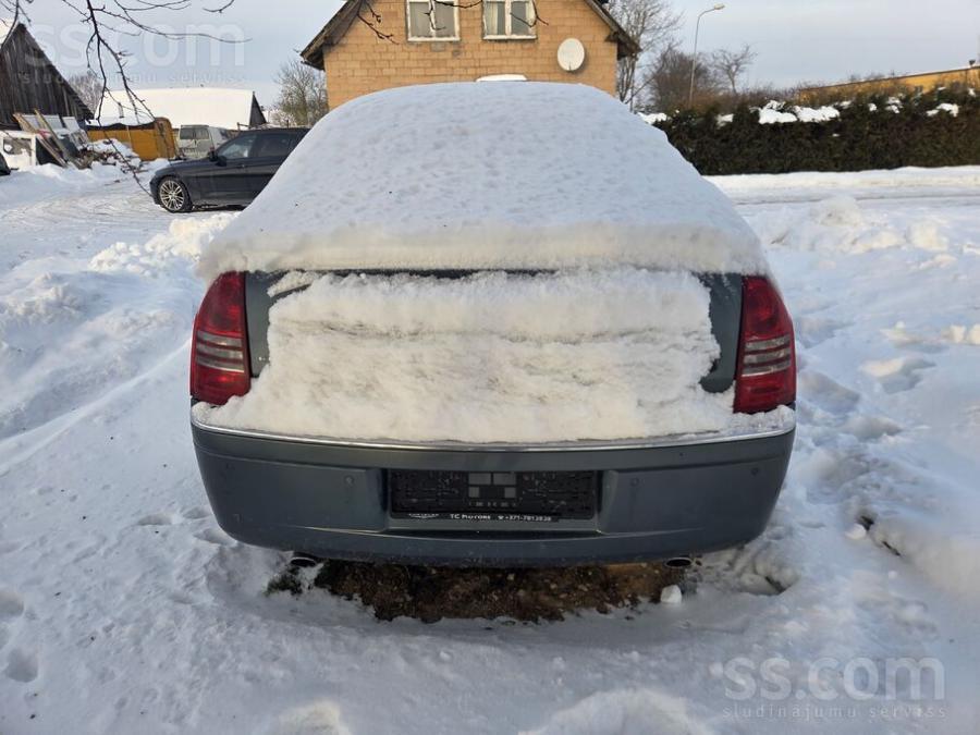 Green Chrysler 300C 2004 in Dobele, with an engine capacity of 5.70 L and mileage of 218 thousand km for 1500 €, photo 2 on AUTOMOTO.COM.LV