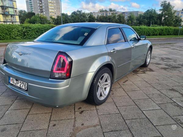 Green Chrysler 300C 2006 in Vilnius, with an engine capacity of 3.47 L and mileage of 100 thousand km for 1850 €, photo 5 on AUTOMOTO.COM.LV