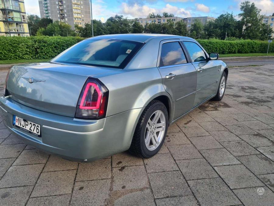 Зеленый Крайслер 300C 2006 в Вильнюс, объемом двигателя 3.47 л и пробегом 100 тыс. км за 1850 €, фото 6 на AUTOMOTO.COM.LV