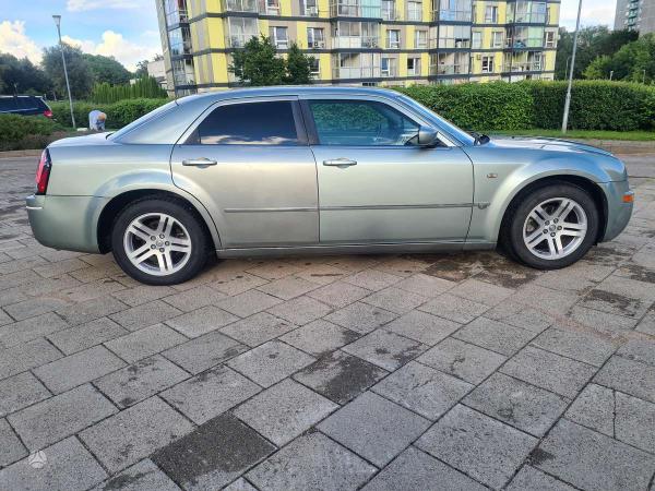Green Chrysler 300C 2006 in Vilnius, with an engine capacity of 3.47 L and mileage of 100 thousand km for 1850 €, photo 7 on AUTOMOTO.COM.LV