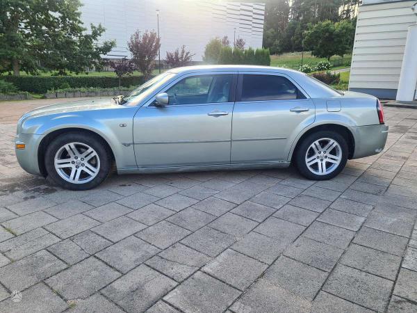 Green Chrysler 300C 2006 in Vilnius, with an engine capacity of 3.47 L and mileage of 100 thousand km for 1850 €, photo 10 on AUTOMOTO.COM.LV