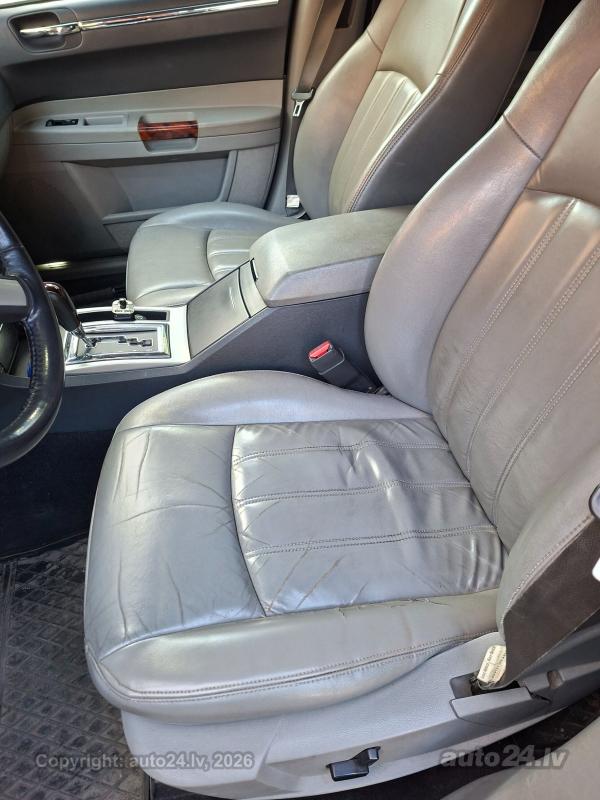 Pelēks Chrysler 300C 2006 Tallina, ar dzinēja tilpumu 3.00 L un nobraukumu 0 tūkst. km par 5500 €, foto 6 vietnē AUTOMOTO.COM.LV