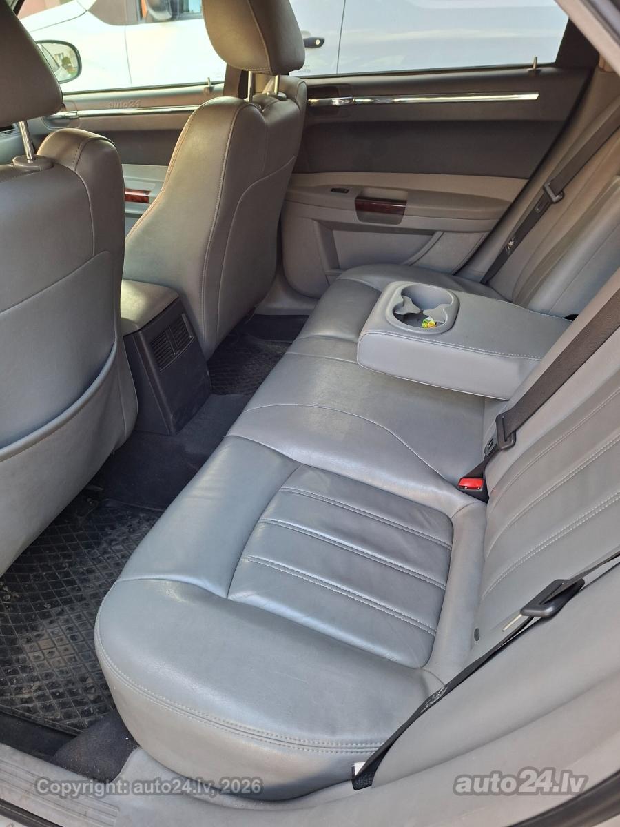 Pelēks Chrysler 300C 2006 Tallina, ar dzinēja tilpumu 3.00 L un nobraukumu 0 tūkst. km par 5500 €, foto 10 vietnē AUTOMOTO.COM.LV
