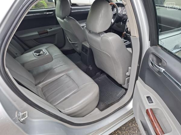 Chrysler 300C 2007 Viļņa vietnē Pelēks Chrysler 300C 2007 Viļņa, ar dzinēja tilpumu 3.00 L un nobraukumu 370 tūkst. km par 2000 €, foto 3 vietnē AUTOMOTO.COM.LV
