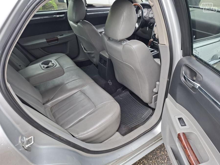 Pelēks Chrysler 300C 2007 Viļņa, ar dzinēja tilpumu 3.00 L un nobraukumu 370 tūkst. km par 2000 €, foto 3 vietnē AUTOMOTO.COM.LV