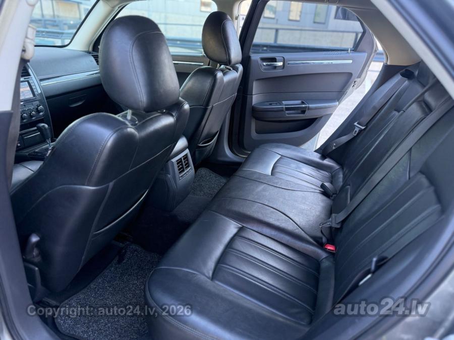 Grey Chrysler 300C 2009 in Tartu, with an engine capacity of 3.00 L and mileage of 225 thousand km for 2599 €, photo 14 on AUTOMOTO.COM.LV