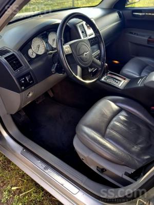 Grey Chrysler 300C 2004 in Dobele, with an engine capacity of 5.70 L and mileage of 180 thousand km for 8500 €, photo 7 on AUTOMOTO.COM.LV