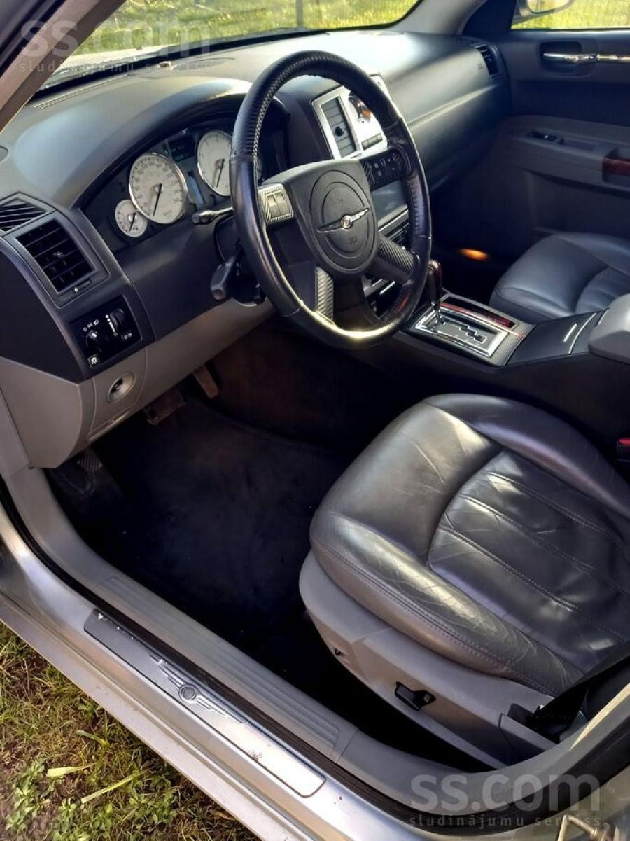 Grey Chrysler 300C 2004 in Dobele, with an engine capacity of 5.70 L and mileage of 180 thousand km for 8500 €, photo 7 on AUTOMOTO.COM.LV