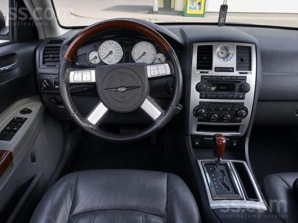 Grey Chrysler 300C 2005 in Tukums, with an engine capacity of 3.50 L and mileage of 356 thousand km for 2490 €, photo 8 on AUTOMOTO.COM.LV